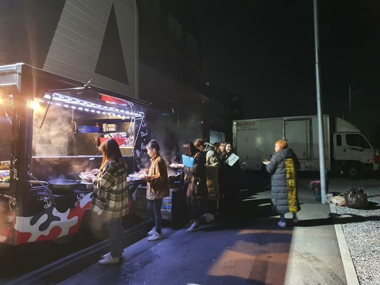 용인세트장 뮤직비디오 촬영 시온밥차와 함께 행사사진 시온밥차 출장밥차 통돼지바베큐 생맥주파티