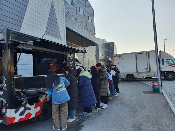 용인세트장 뮤직비디오 촬영 시온밥차와 함께 행사사진 시온밥차 출장밥차 통돼지바베큐 생맥주파티